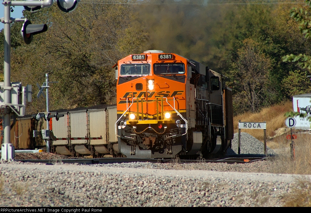 BNSF 6381 - 9602, GE ES44AC, EMD SD70MAC, work a loaded coal train southbound through the curves
